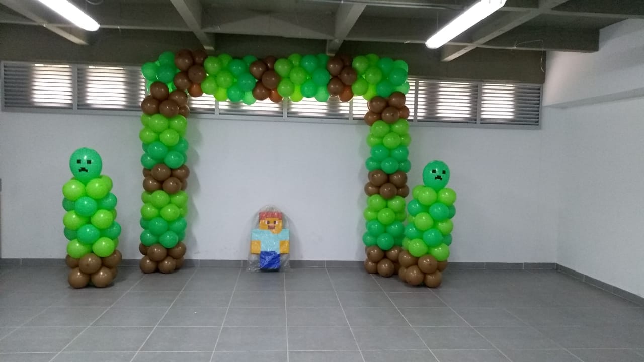 Decoracion con globos Minecraft Medellin - Revoltosos Recreaciones